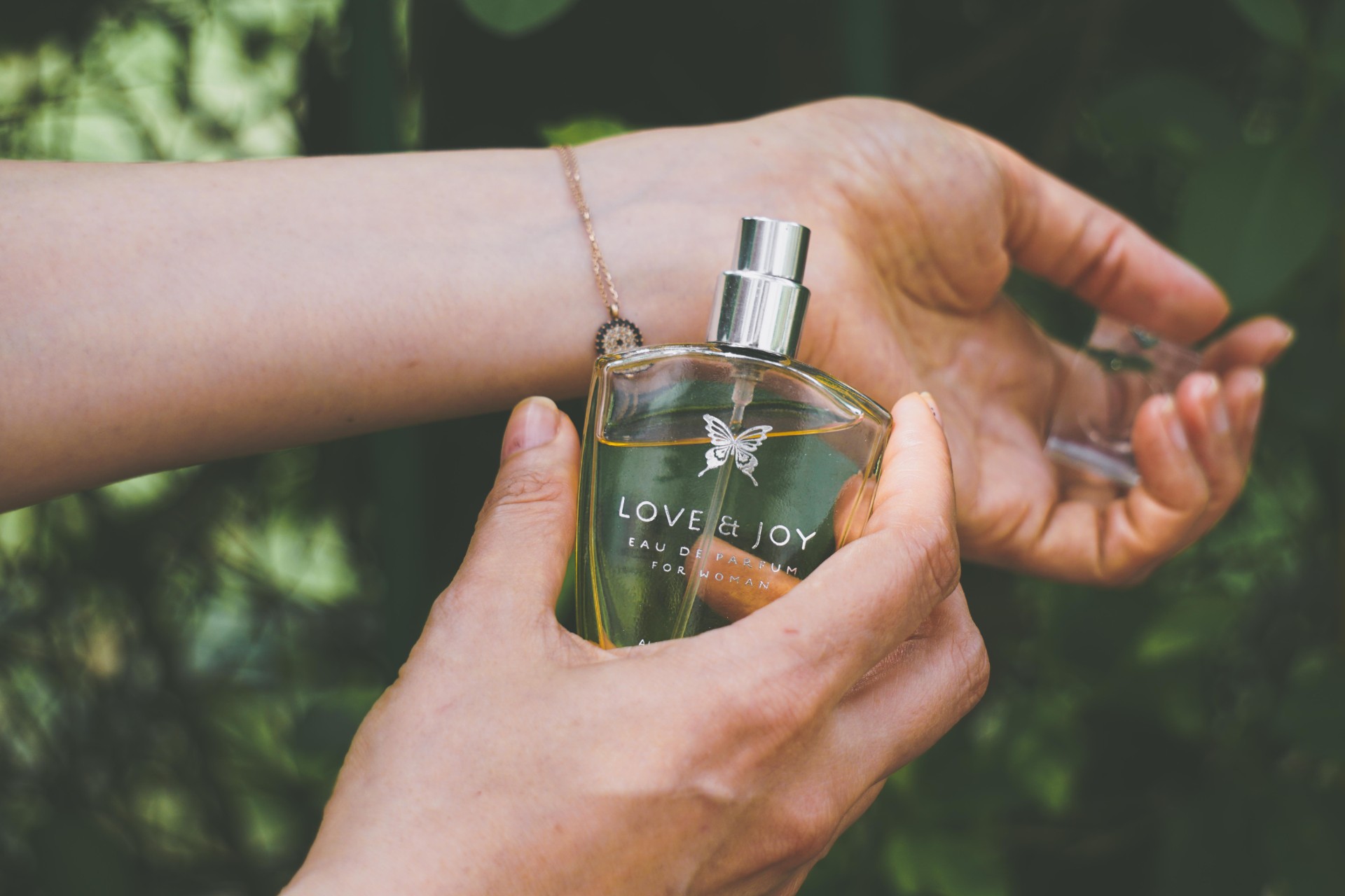 Semprotkan Pada Lima Titik Ini untuk Aroma Parfum Lebih Tahan Lama ...
