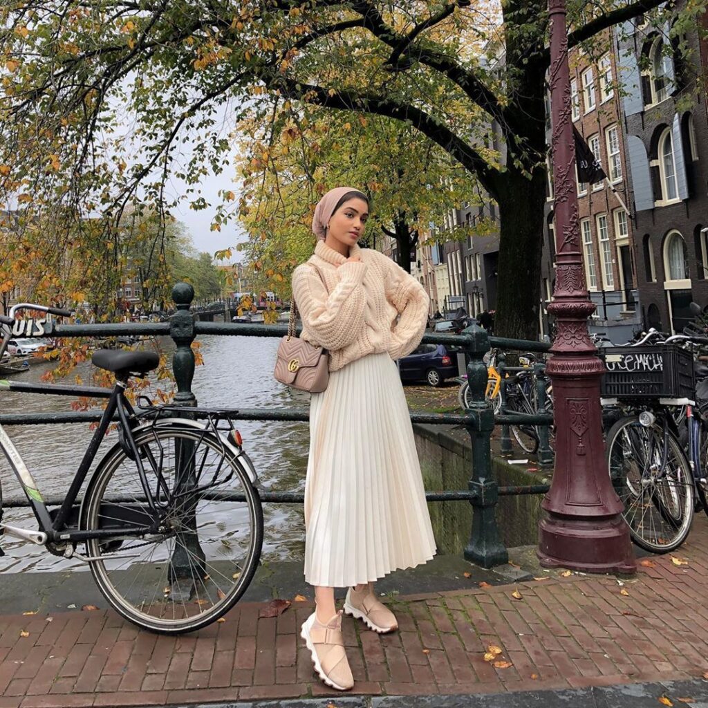 Inspirasi Outfit Mengenakan Turtle Neck, Cocok Dipakai Saat Musim Hujan ...