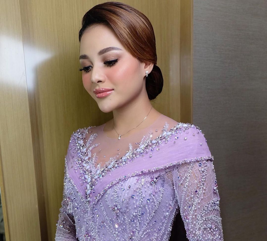 Curi Gaya Kebaya Modest dari Lamaran Aurel dan Atta - Scarf Media