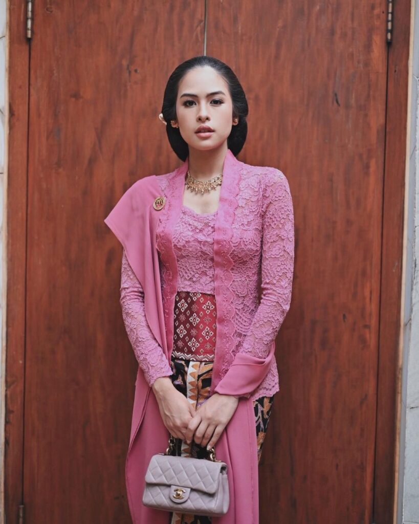 Anggunnya Maudy Ayunda Kenakan Kebaya Kutubaru, Mirip Putri Keraton ...