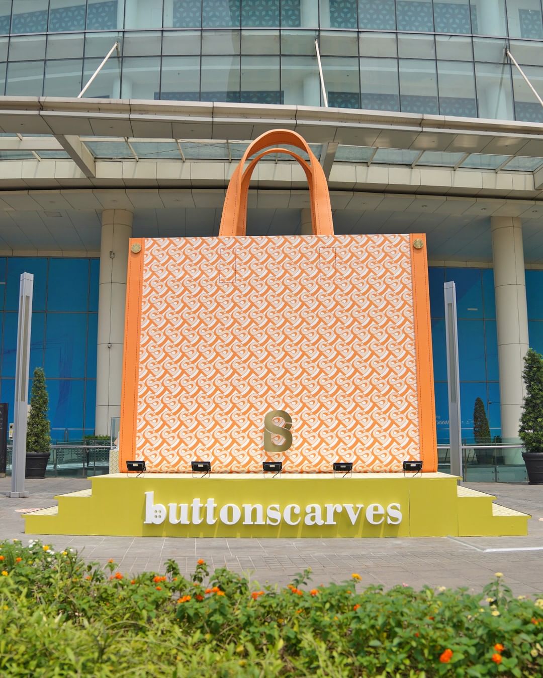 Instalasi Tas Raksasa Buttonscarves Pecahkan Rekor MURI - Scarf Media