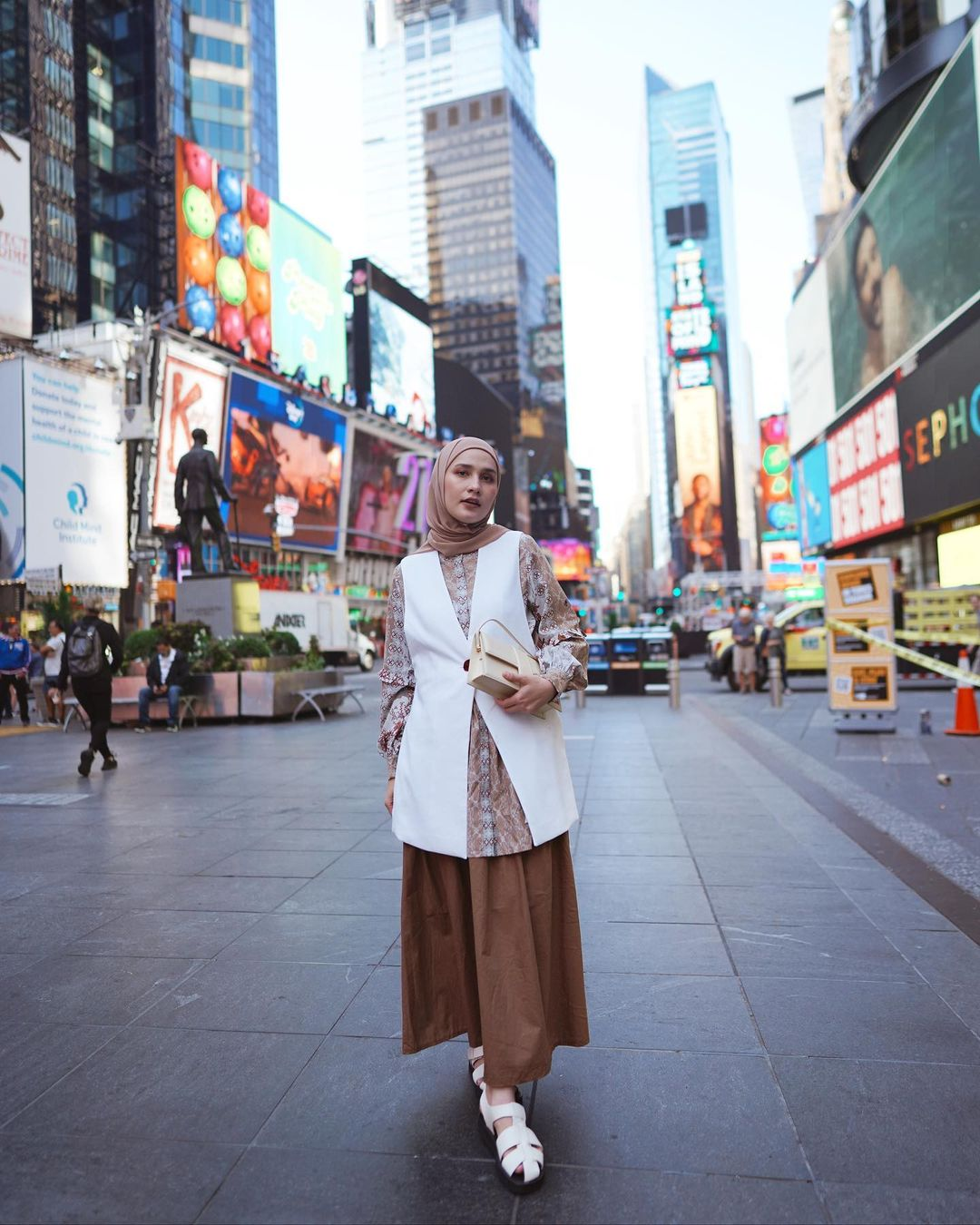 Tampil Kasual Pakai Vest Ala Selebgram Dwi Handayani - Scarf Media