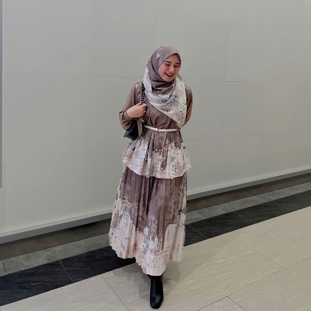 Ide Mix and Match Tunik dan Rok Ala Selebgram Nadzira Shafa - Scarf Media