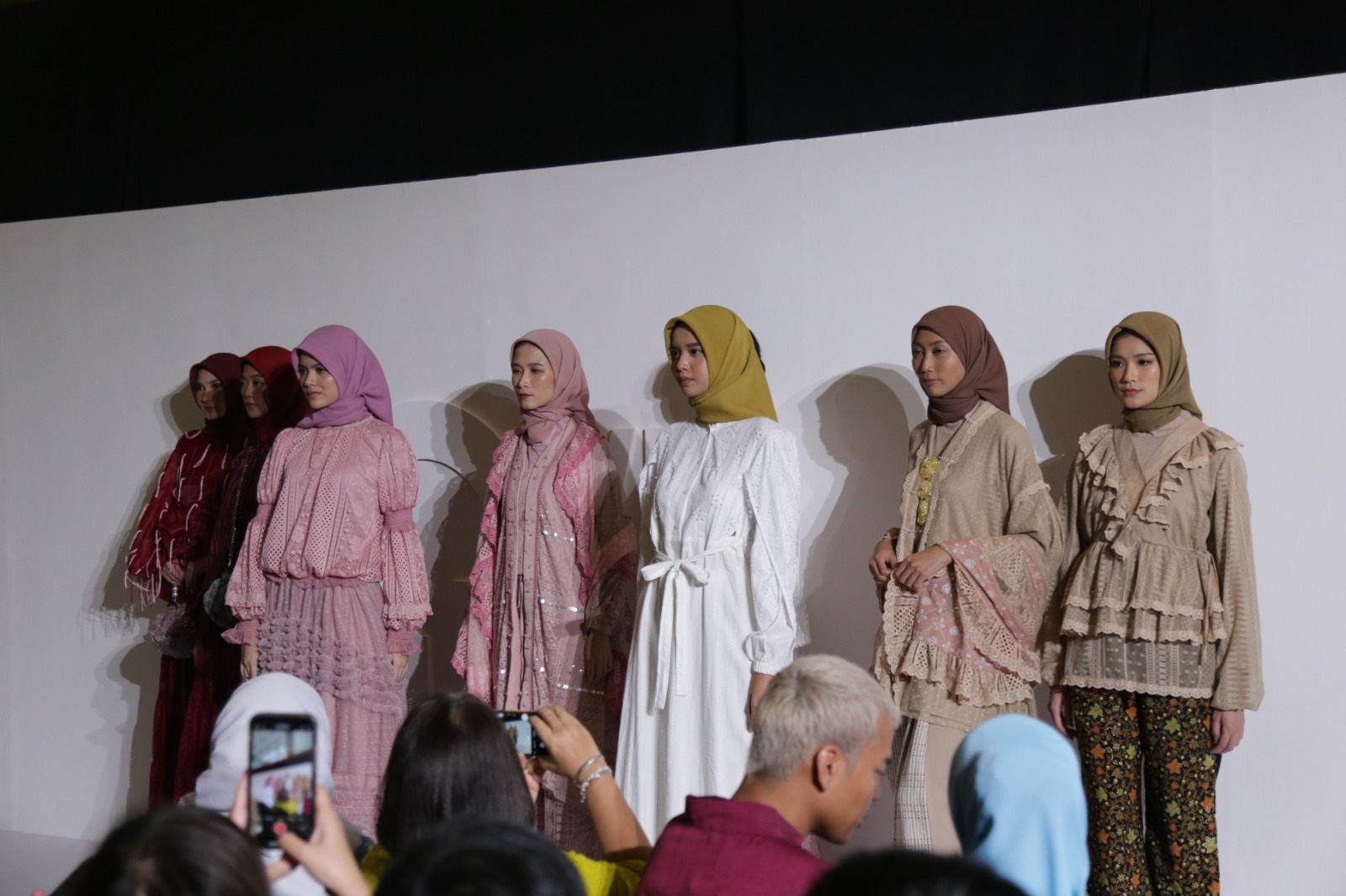 Trunk Show Adrie Basuki Warnai Indonesia Fashion Week 2023 - Scarf Media