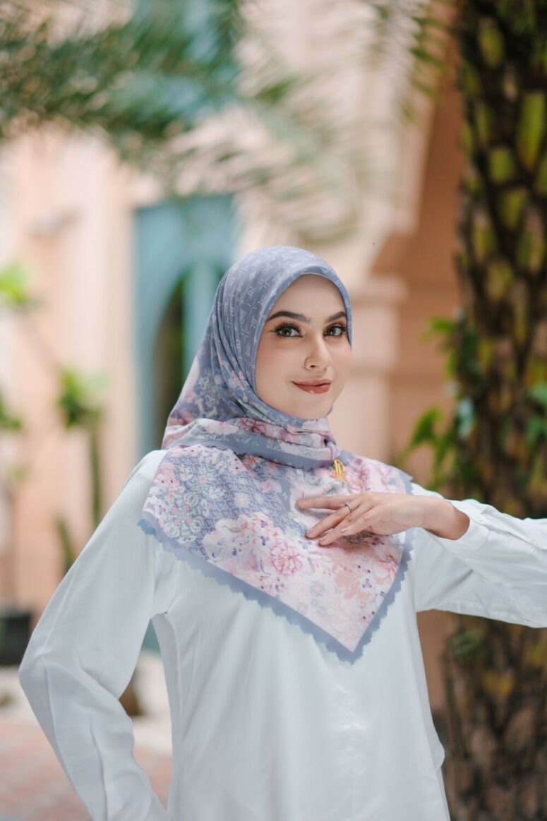 Warna Skyblue Dipilih LaReine Scarves dalam Series Double Look Blooming ...