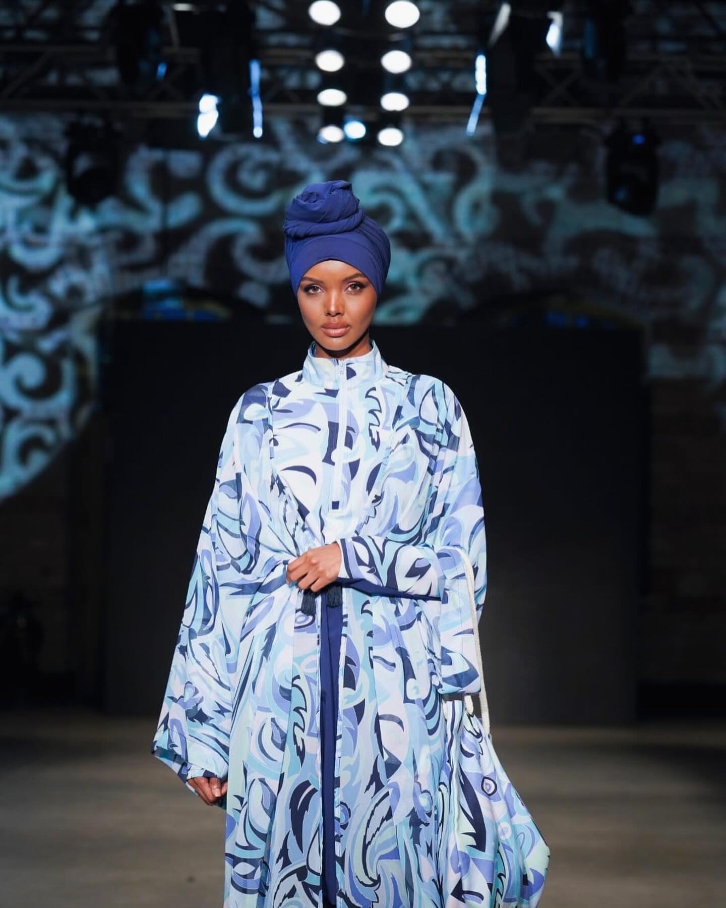 Perjalanan Halima Aden Kembali ke Industri Modeling Setelah Sempat ...