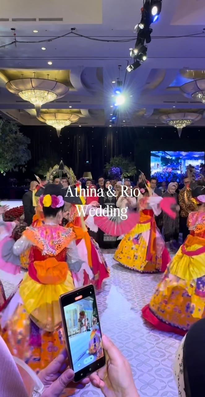 5 Potret Pernikahan Busana Adat Betawi Athina dan Rio Haryanto