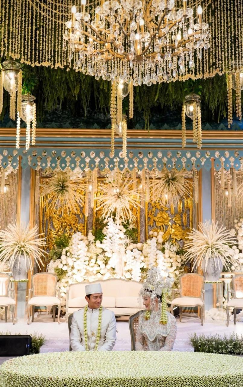 5 Potret Pernikahan Busana Adat Betawi Athina dan Rio Haryanto