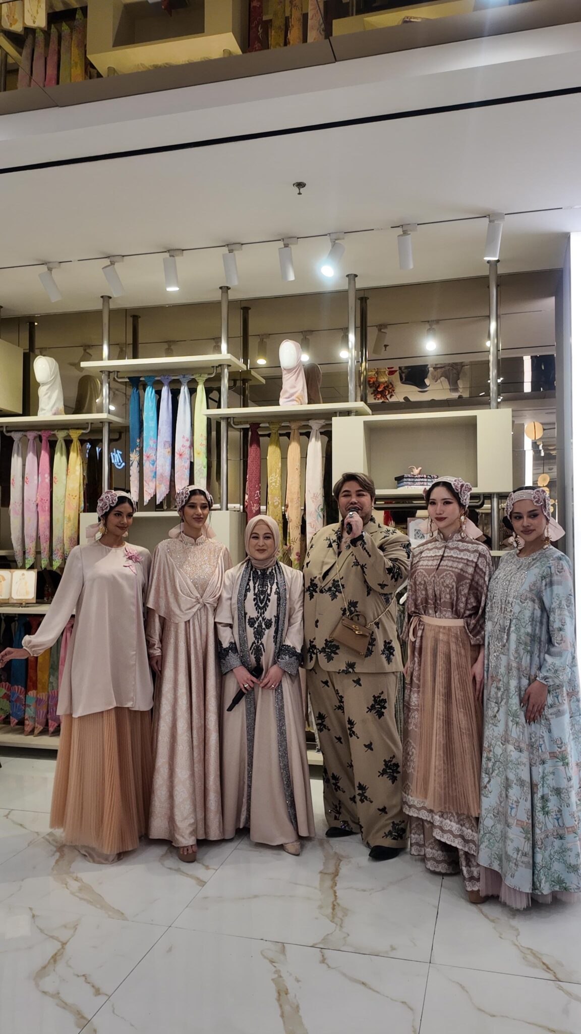 Desain Unik dan Mewah, Keistimewaan Koleksi Raya Ivan Gunawan X Zeta ...