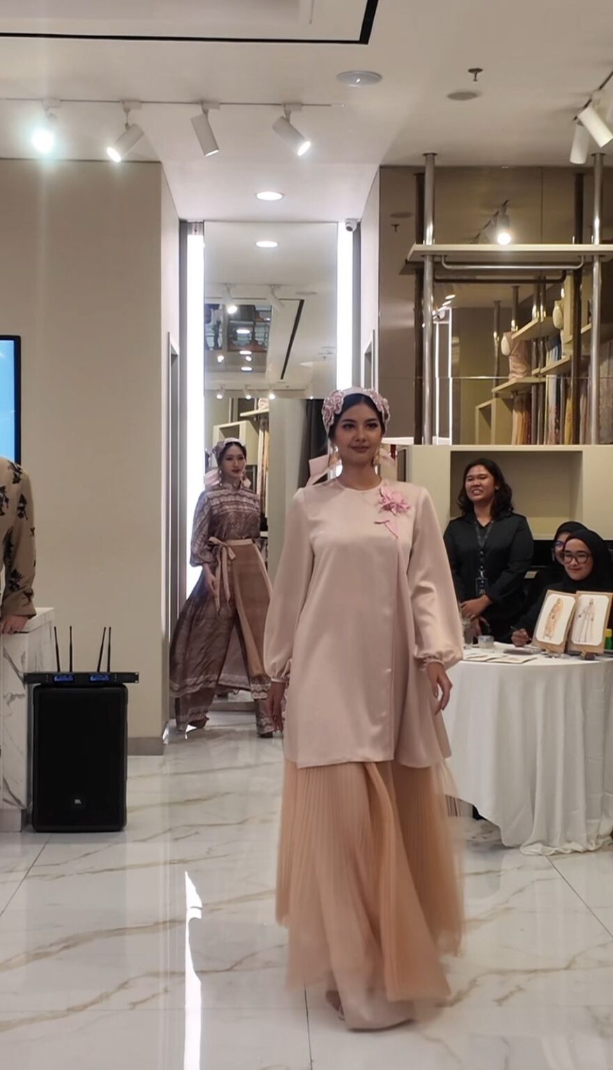 Desain Unik dan Mewah, Keistimewaan Koleksi Raya Ivan Gunawan X Zeta ...